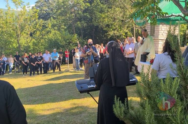 (FOTO) Zaružje: Splavom preko jezera Salakovac na proslavu sv. Ante ...