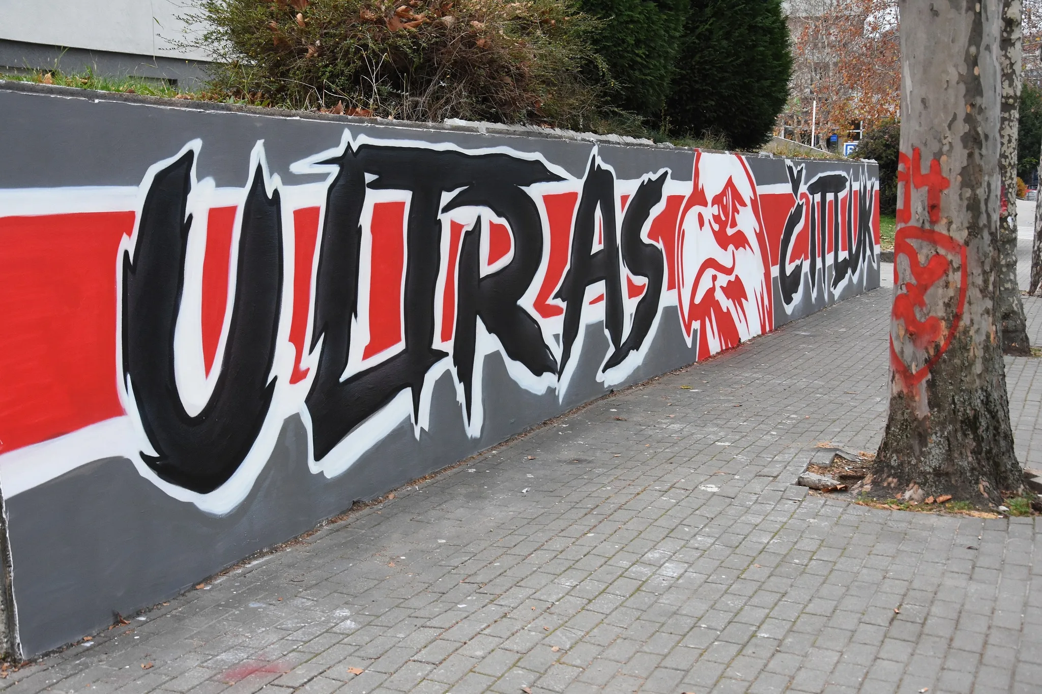 (FOTO) HŠK Zrinjski: Grafit Ultrasa krasi glavnu prometnicu u Čitluku ...